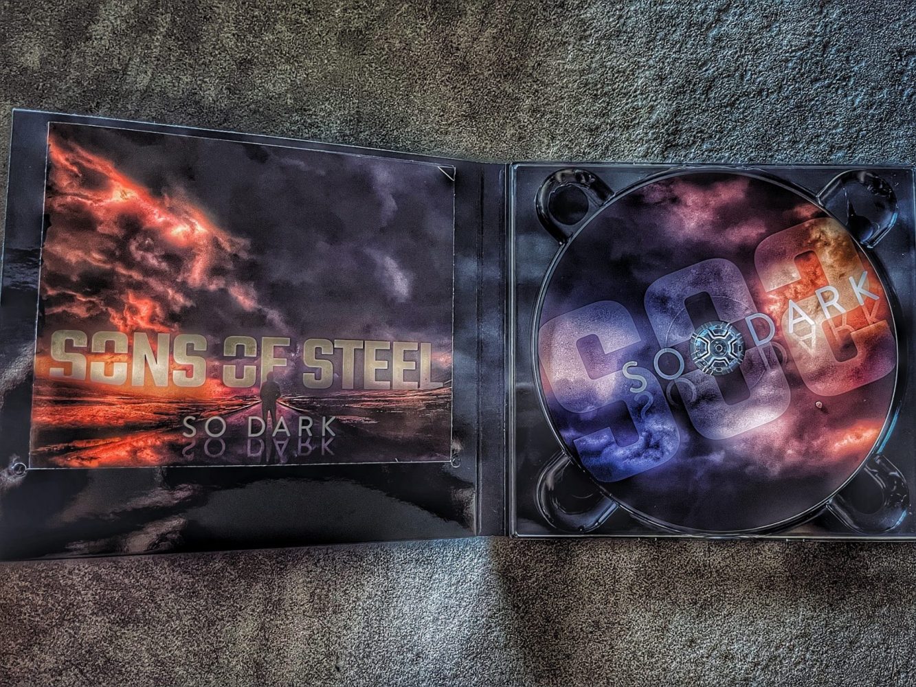 Crítica de "So dark" de SONS OF STEEL